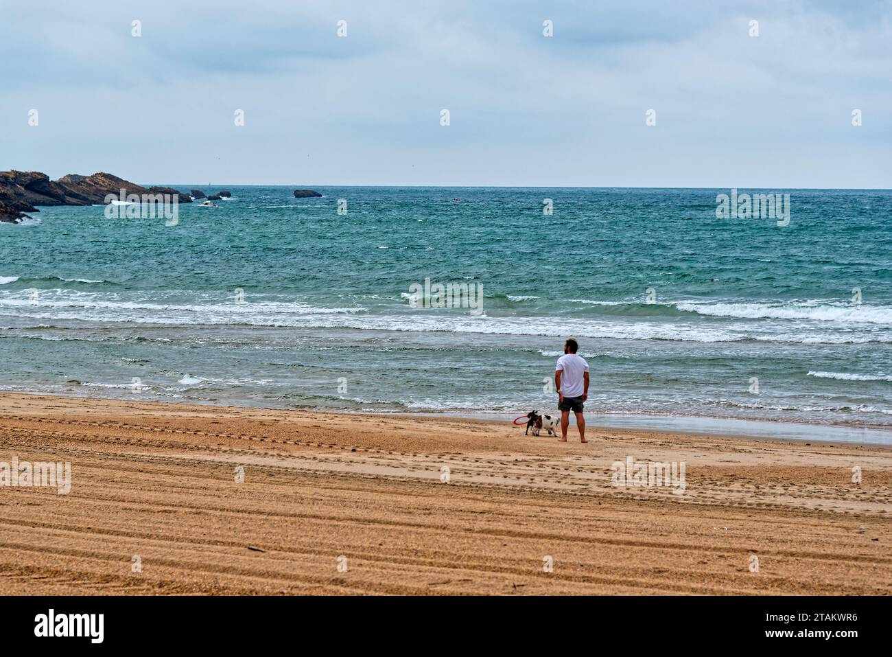 la plage de biarritz au pays basque français en ete apres la pluie avec ...