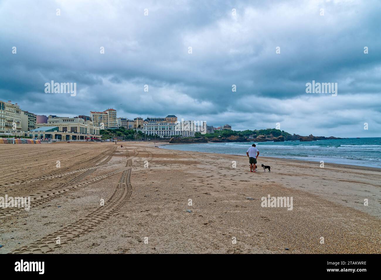 la plage de biarritz au pays basque français en ete apres la pluie avec ...