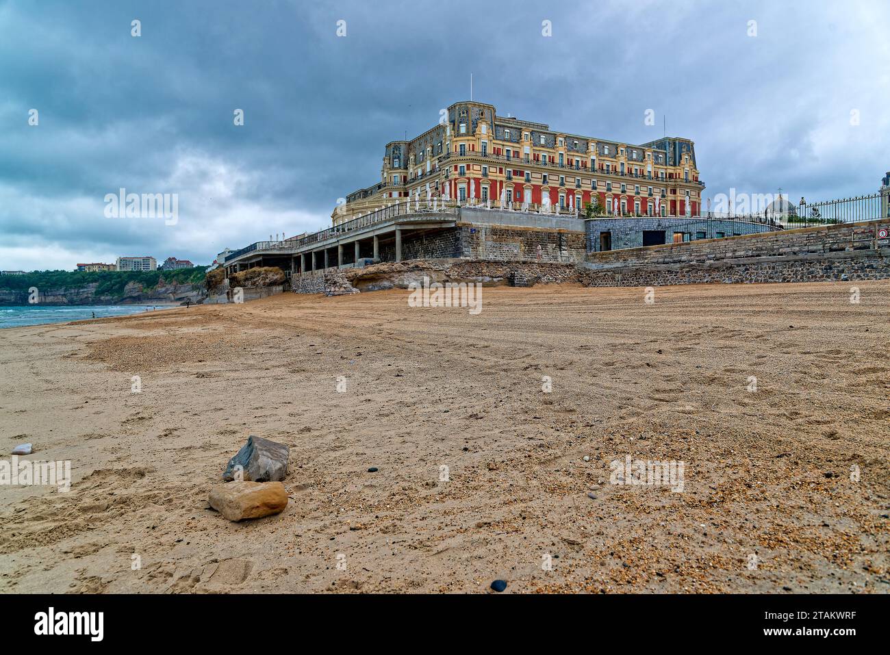 la plage de biarritz au pays basque français en ete apres la pluie avec ...