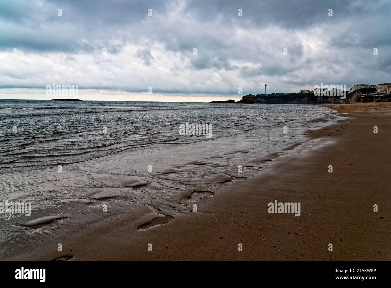 la plage de biarritz au pays basque français en ete apres la pluie avec ...