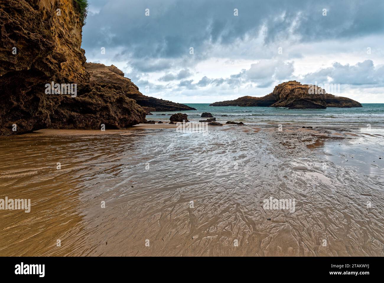 la plage de biarritz au pays basque français en ete apres la pluie avec ...
