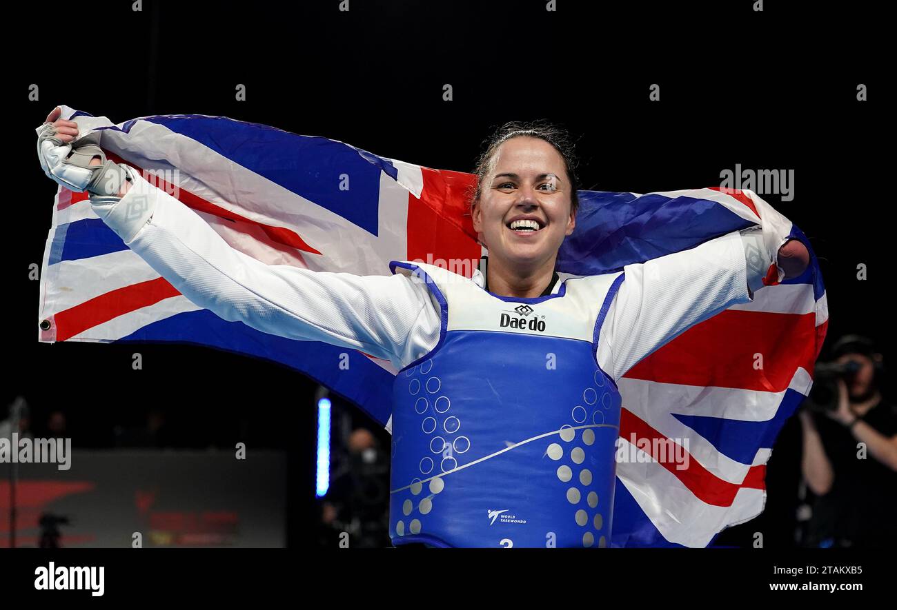 Great Britain's Beth Munro celebrates winning gold against Elena ...