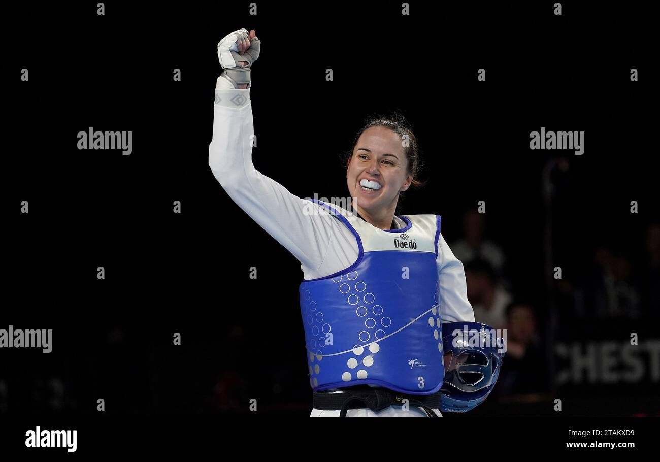 Great Britain's Beth Munro celebrates winning gold against Elena ...