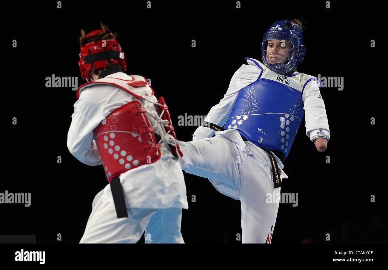 Great Britain's Beth Munro (right) on her way to winning gold against ...
