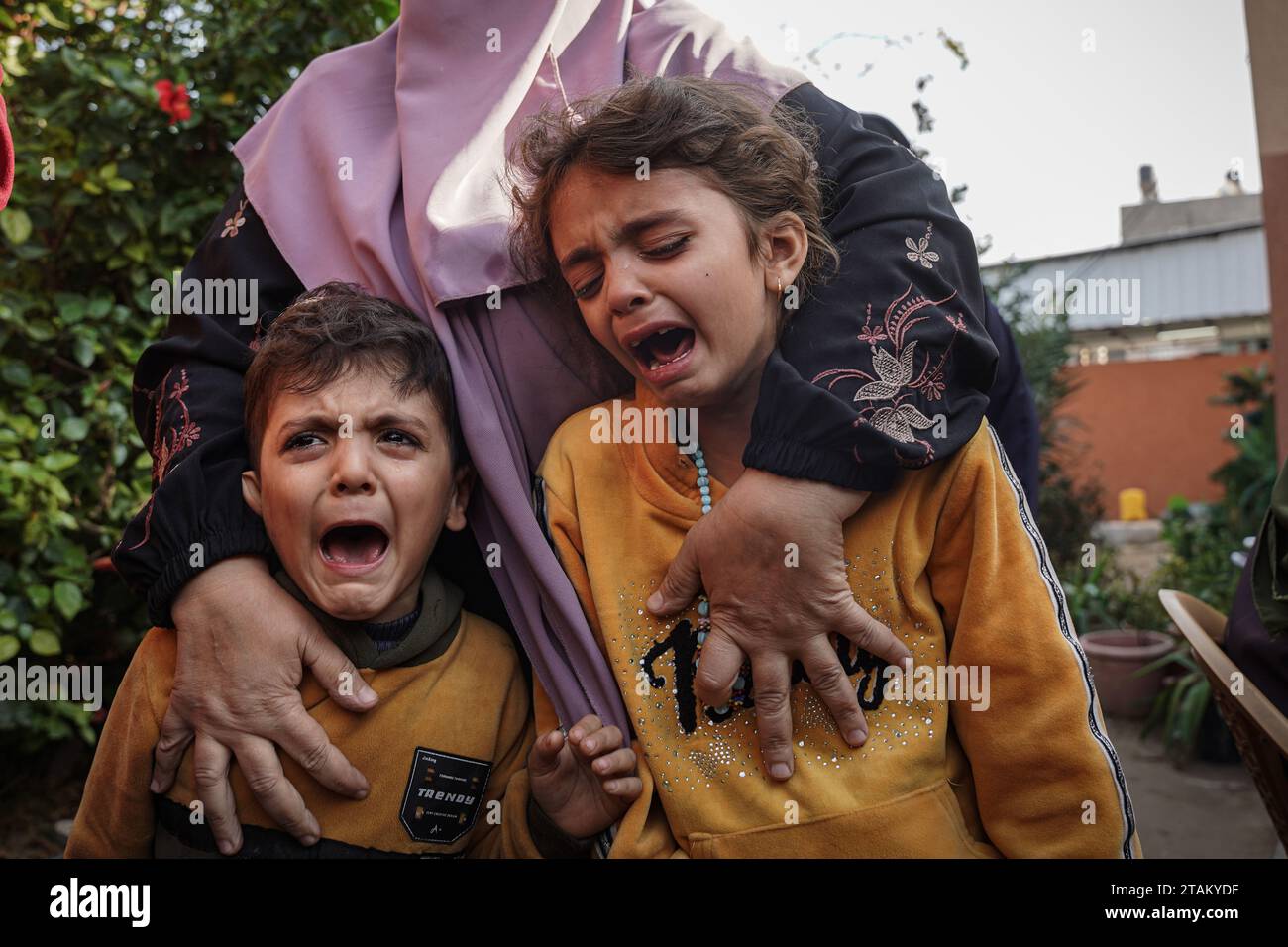 Khan Yunis, Gaza, Palestinian Territories. 1st Dec, 2023. Two ...