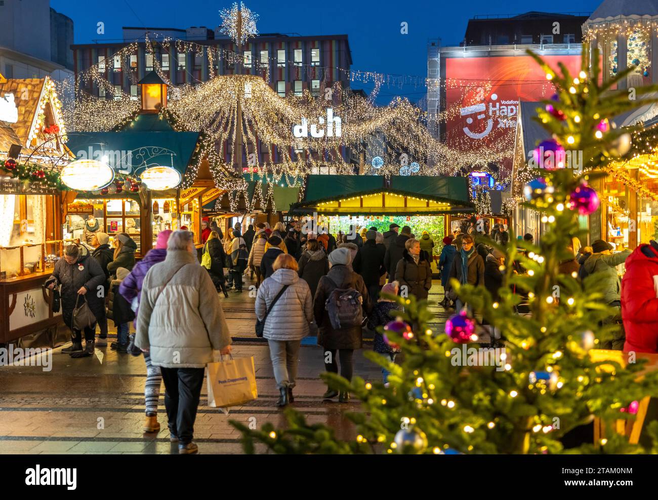 Pre-Christmas season, Christmas market in the city centre of Essen ...