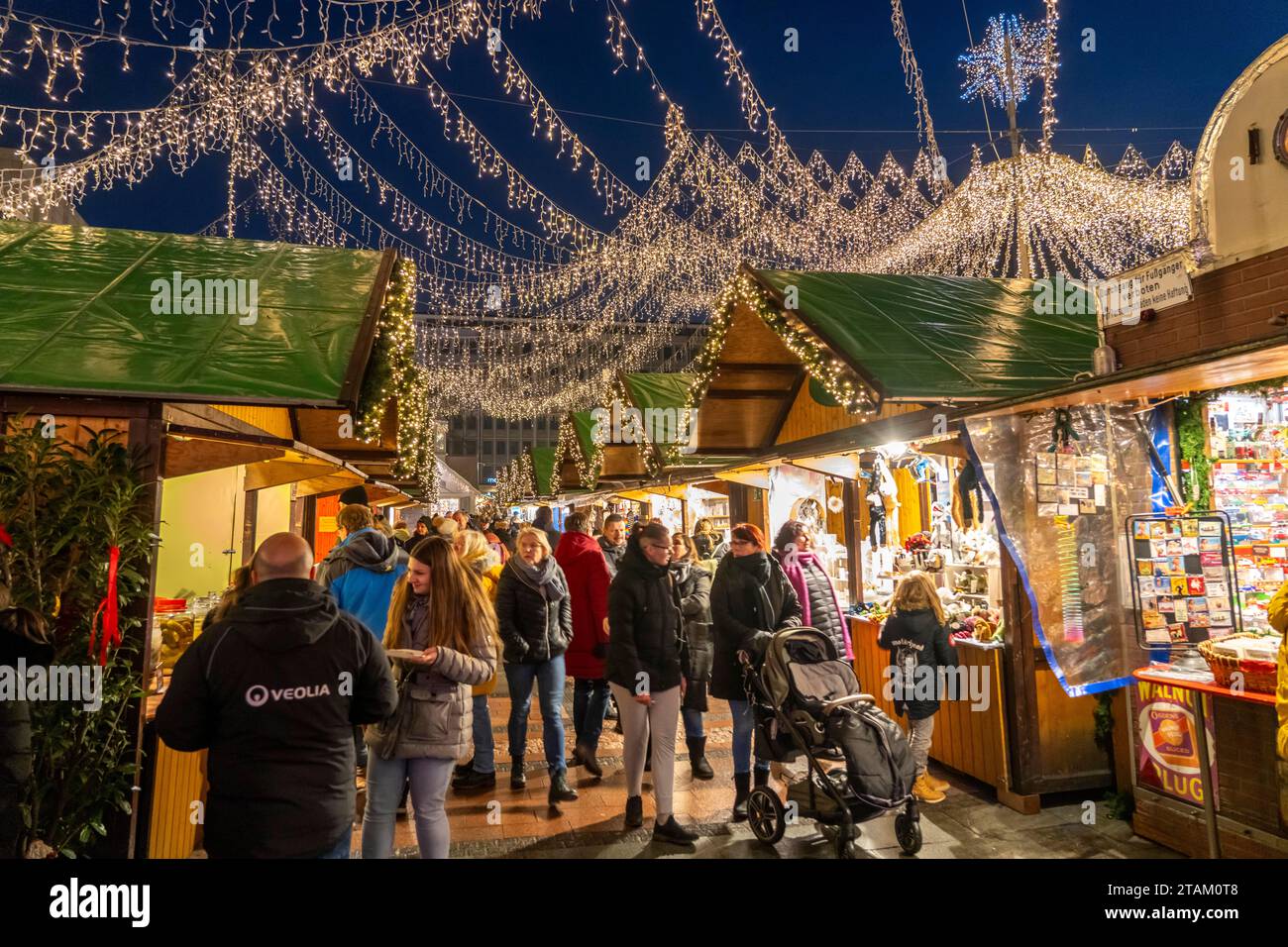 Pre-Christmas season, Christmas market in the city centre of Essen ...