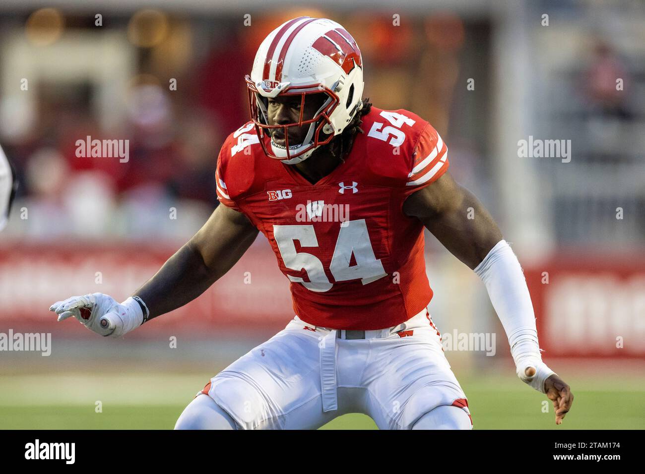 Wisconsin Badgers linebacker Jordan Turner (54) defends during a Big ...
