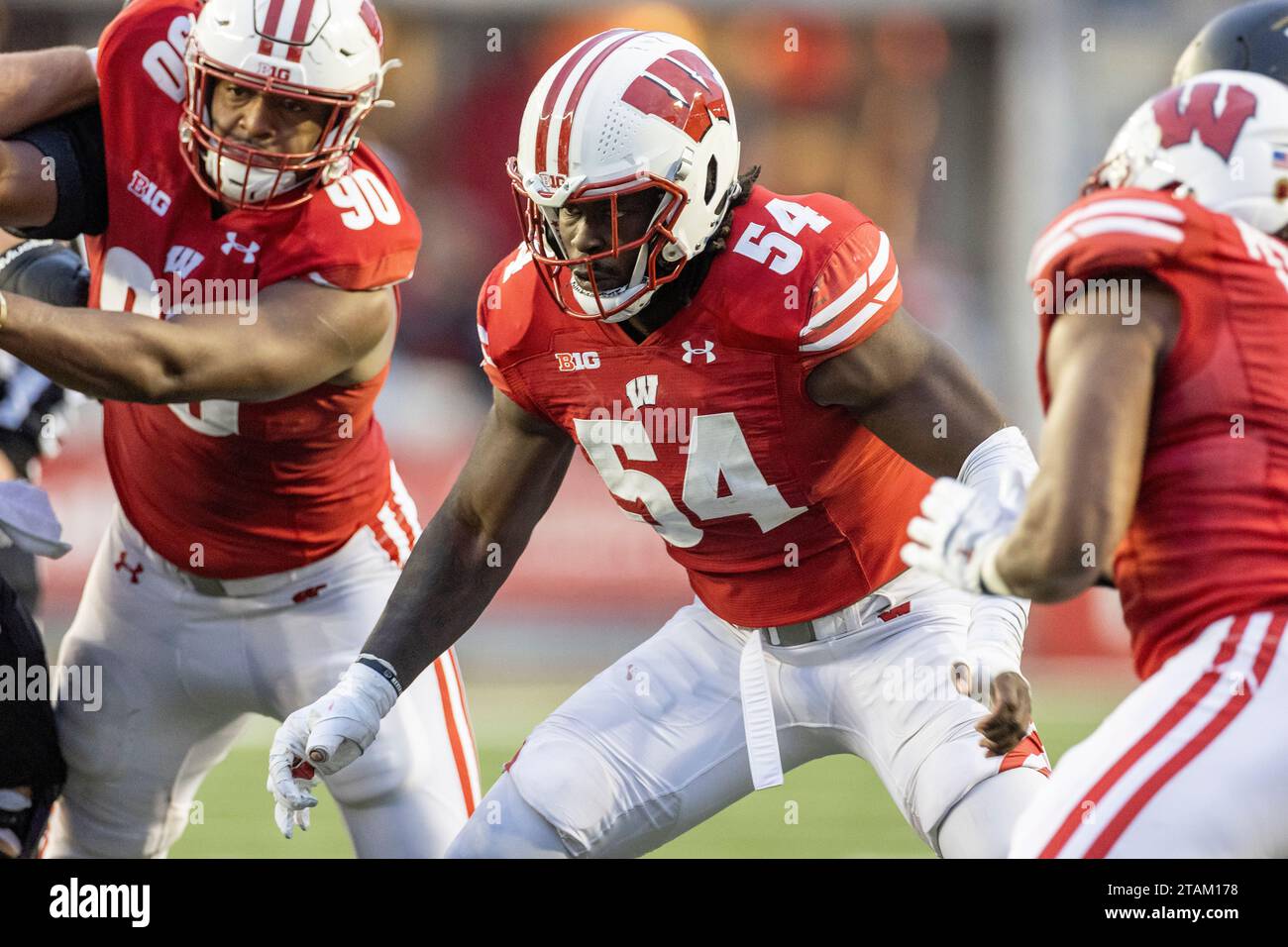 Wisconsin Badgers linebacker Jordan Turner (54) defends during a Big ...
