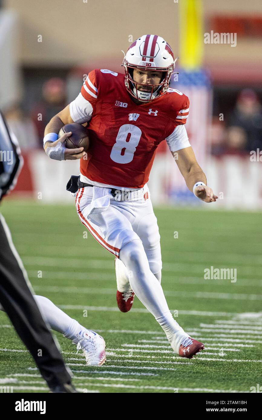 Wisconsin Badgers quarterback Tanner Mordecai (8) carries the ball ...