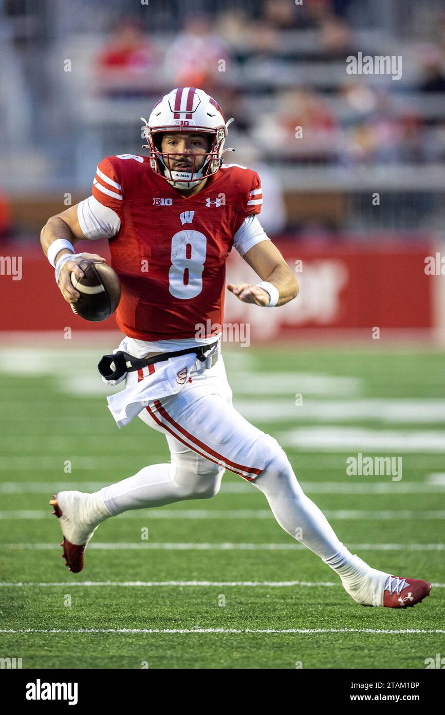 Wisconsin Badgers quarterback Tanner Mordecai (8) carries the ball ...