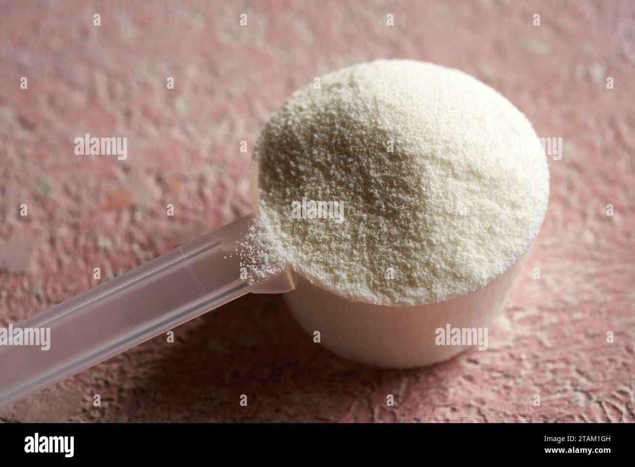 Collagen powder in a plastic measuring spoon Stock Photo - Alamy