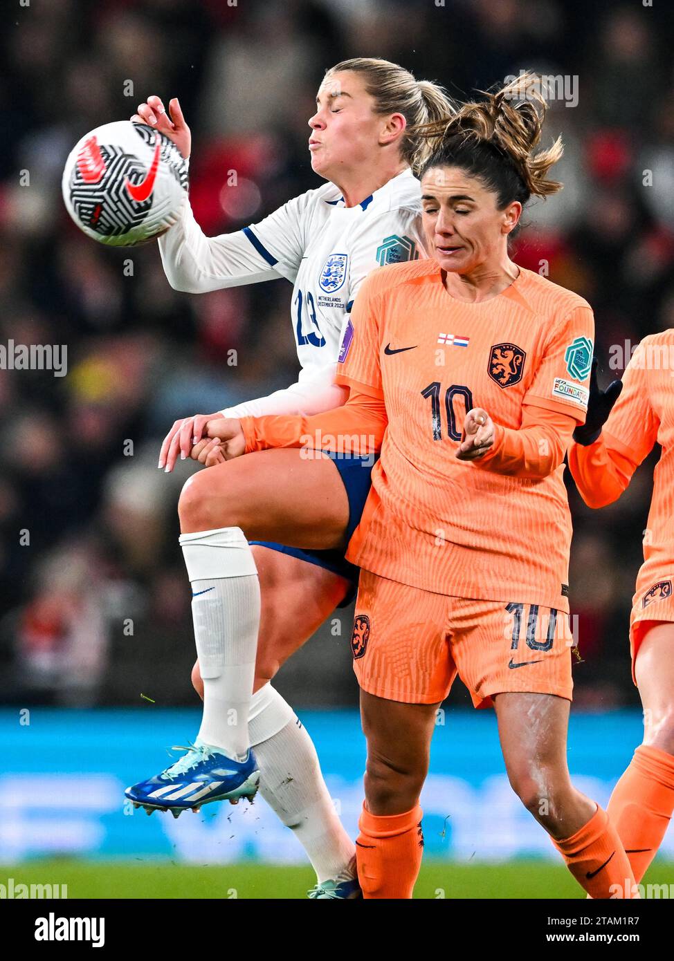 LONDON - (l-r) Alessia Russo of England, Danielle van de Donk of ...