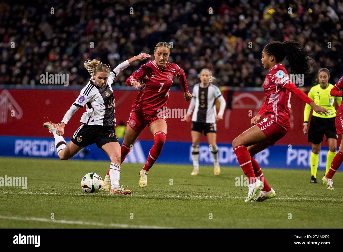 Rostock, Deutschland. 01st Dec, 2023. Zweikampf Elisa Sen? (Deutschland ...