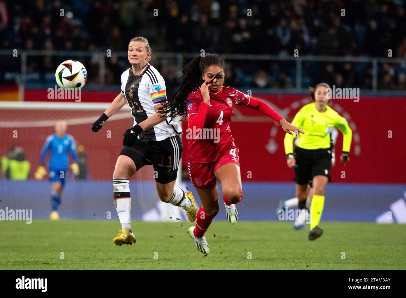 Alexandra Popp (Deutschland, #11) im Zweikampf mit Isabella Bryld Obaze ...