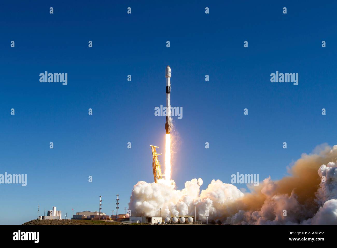 Spacex falcon 9 rocket time photo hi-res stock photography and images ...