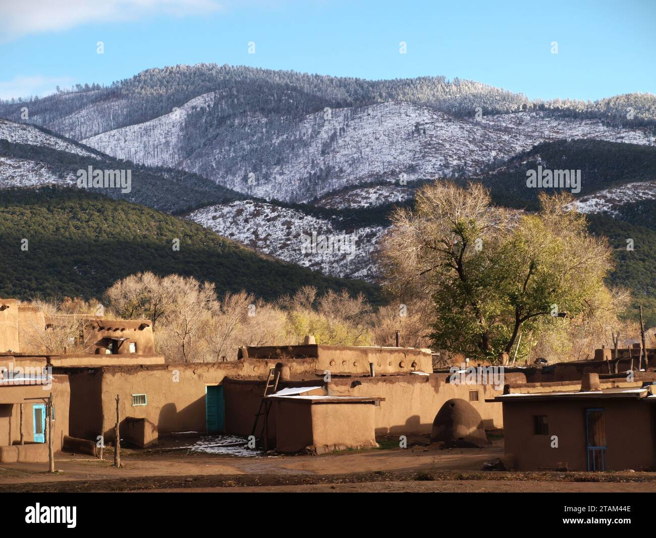 Adobe dwellings hi-res stock photography and images - Alamy