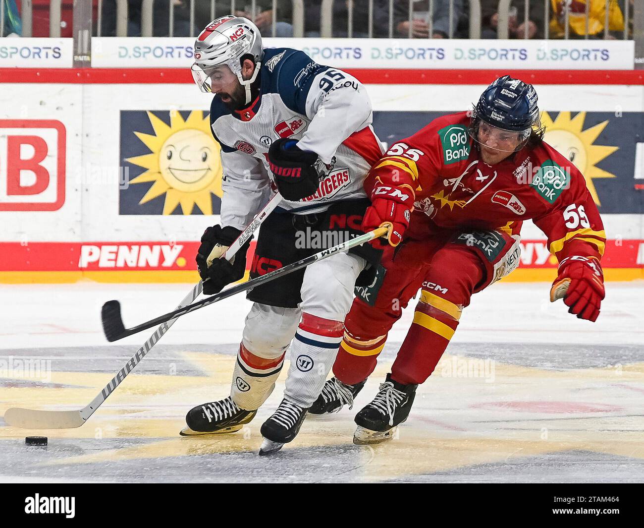 Zweikampf zwischen Charlie Gerard (Nuernberg Ice Tigers, #95) und ...