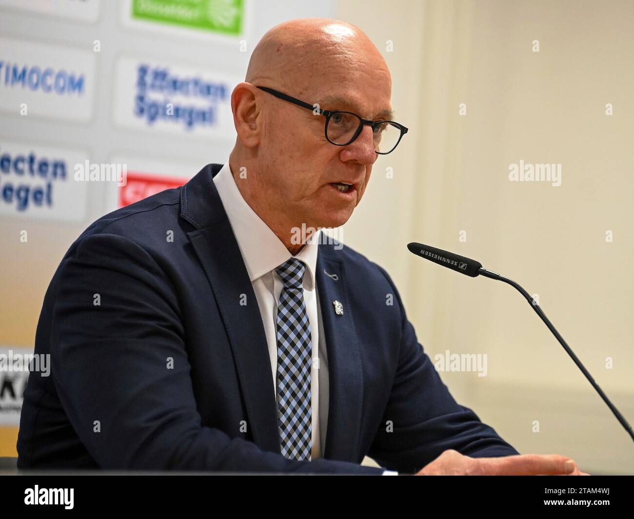 Tom Rowe (Nuernberg Ice Tigers, Trainer) erklaert auf der ...