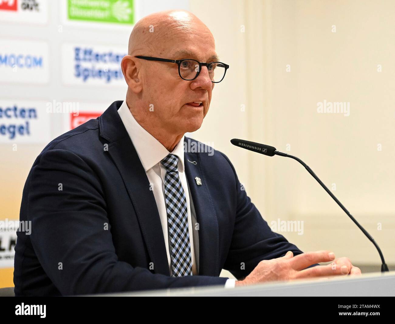Tom Rowe (Nuernberg Ice Tigers, Trainer) auf der anschliessenden ...