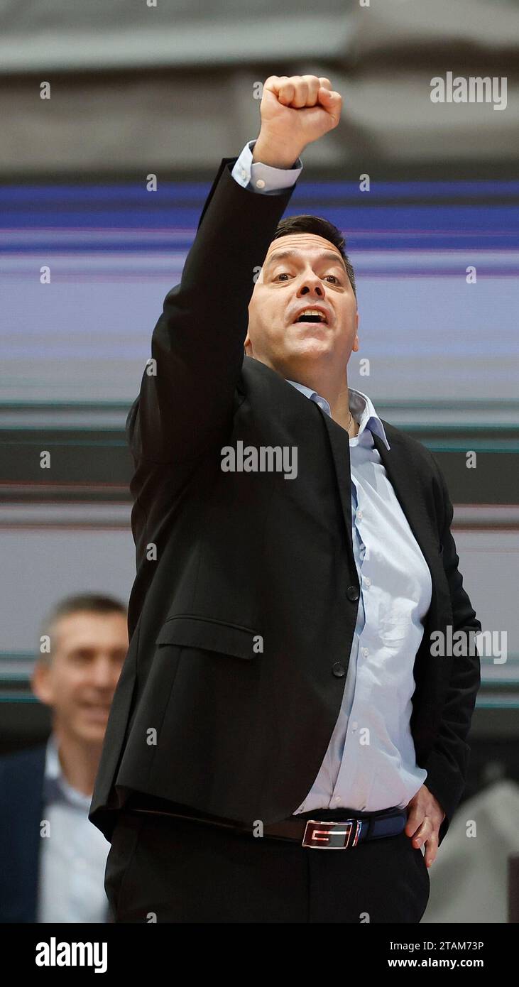 Wuerzburg, Deutschland. 01st Dec, 2023. Bild: Headcoach Sasa Filipovski ...