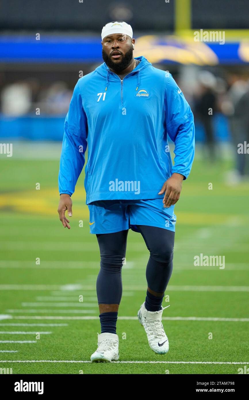 Los Angeles Chargers guard Jordan McFadden warms up before an NFL ...