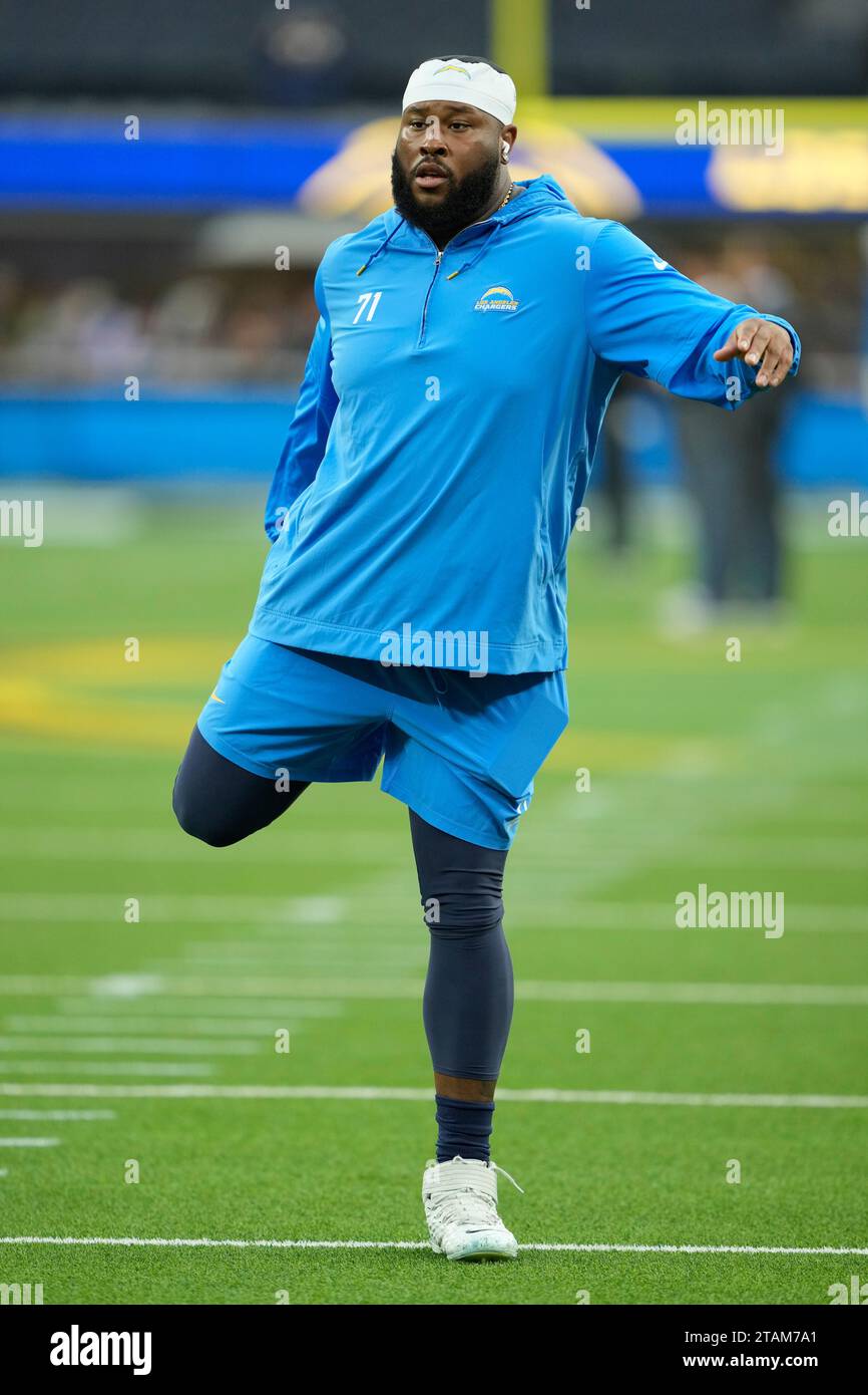 Los Angeles Chargers guard Jordan McFadden warms up before an NFL ...