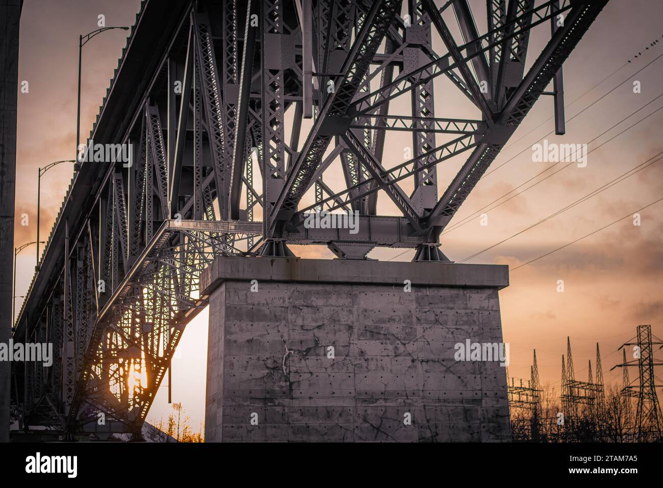 Underview of bridge hi-res stock photography and images - Alamy