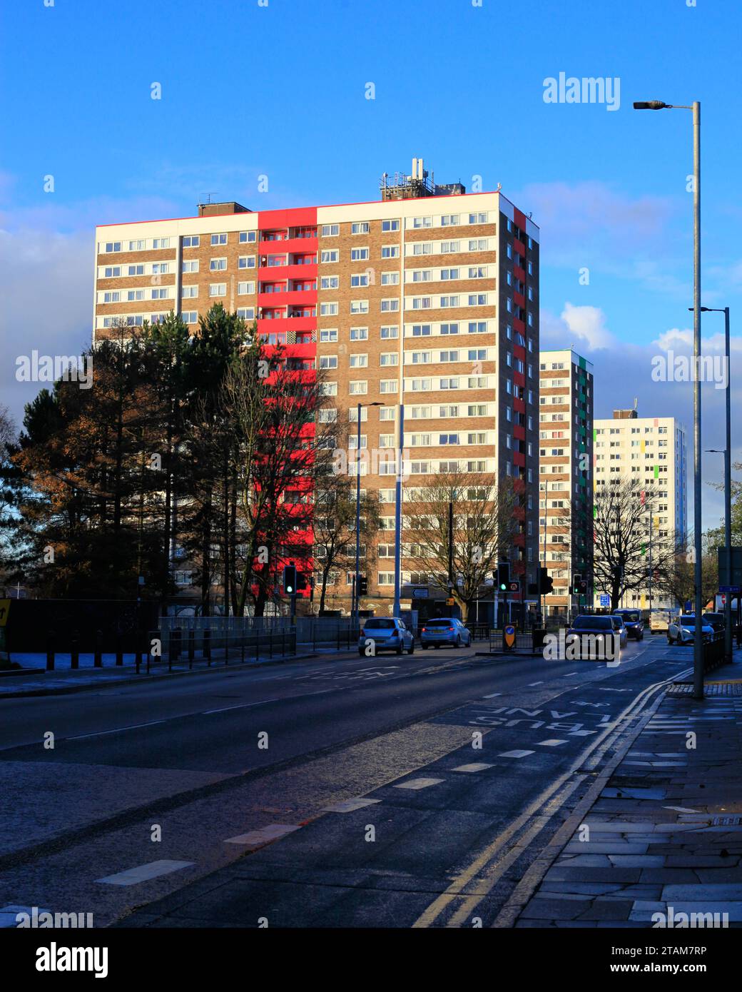 Wintry scenes Anlaby Road Hull HU3 tower block in the snow Stock Photo ...