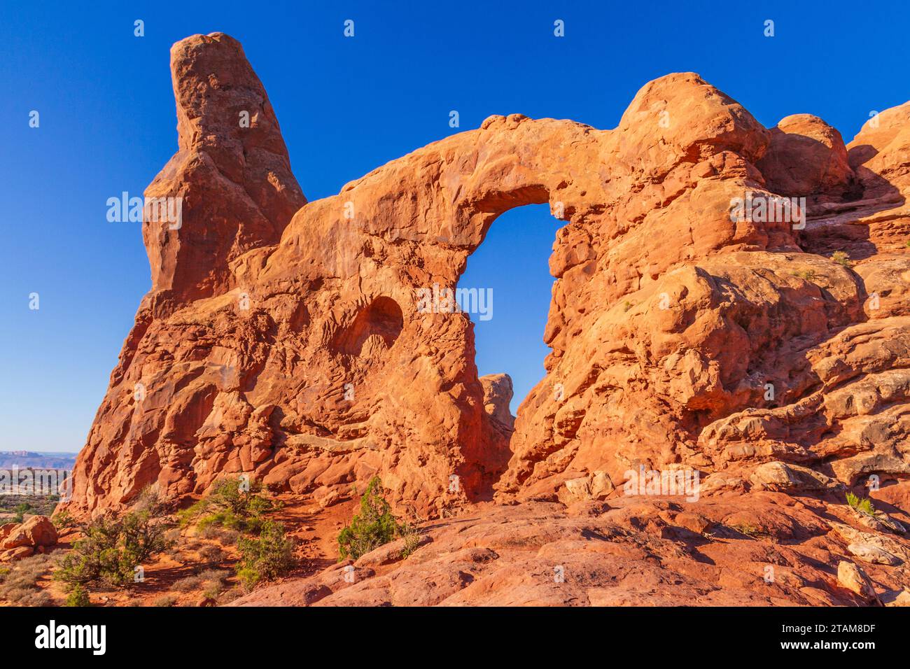 Early morning light on Turret Arch in Arches National Park in Utah ...