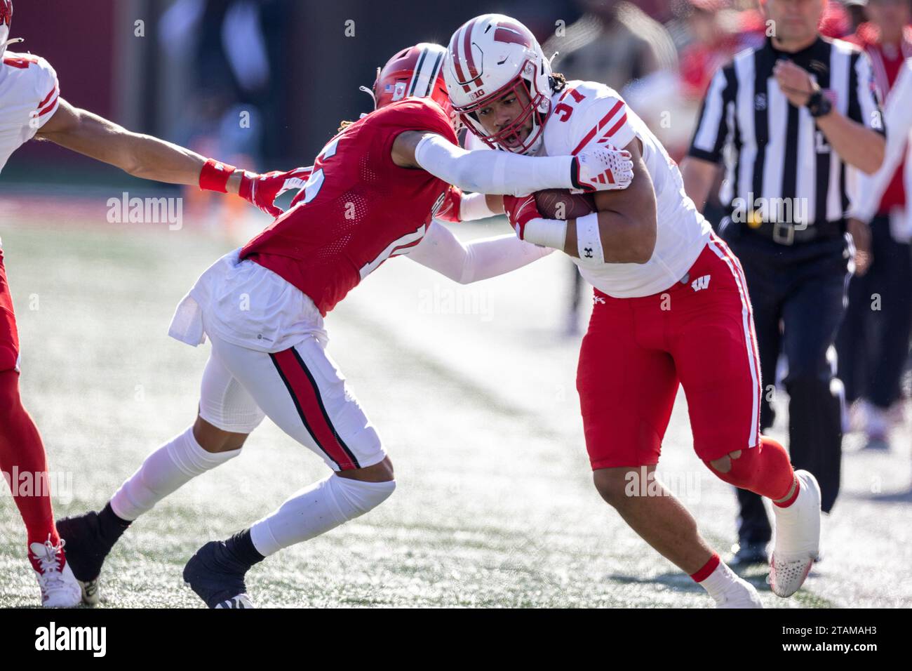 Wisconsin Badgers tight end Riley Nowakowski (37) carries the ball ...