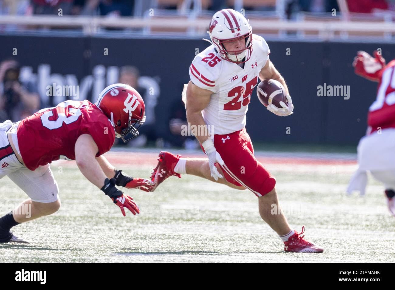 Wisconsin Badgers running back Cade Yacamelli (25) carries the ball ...