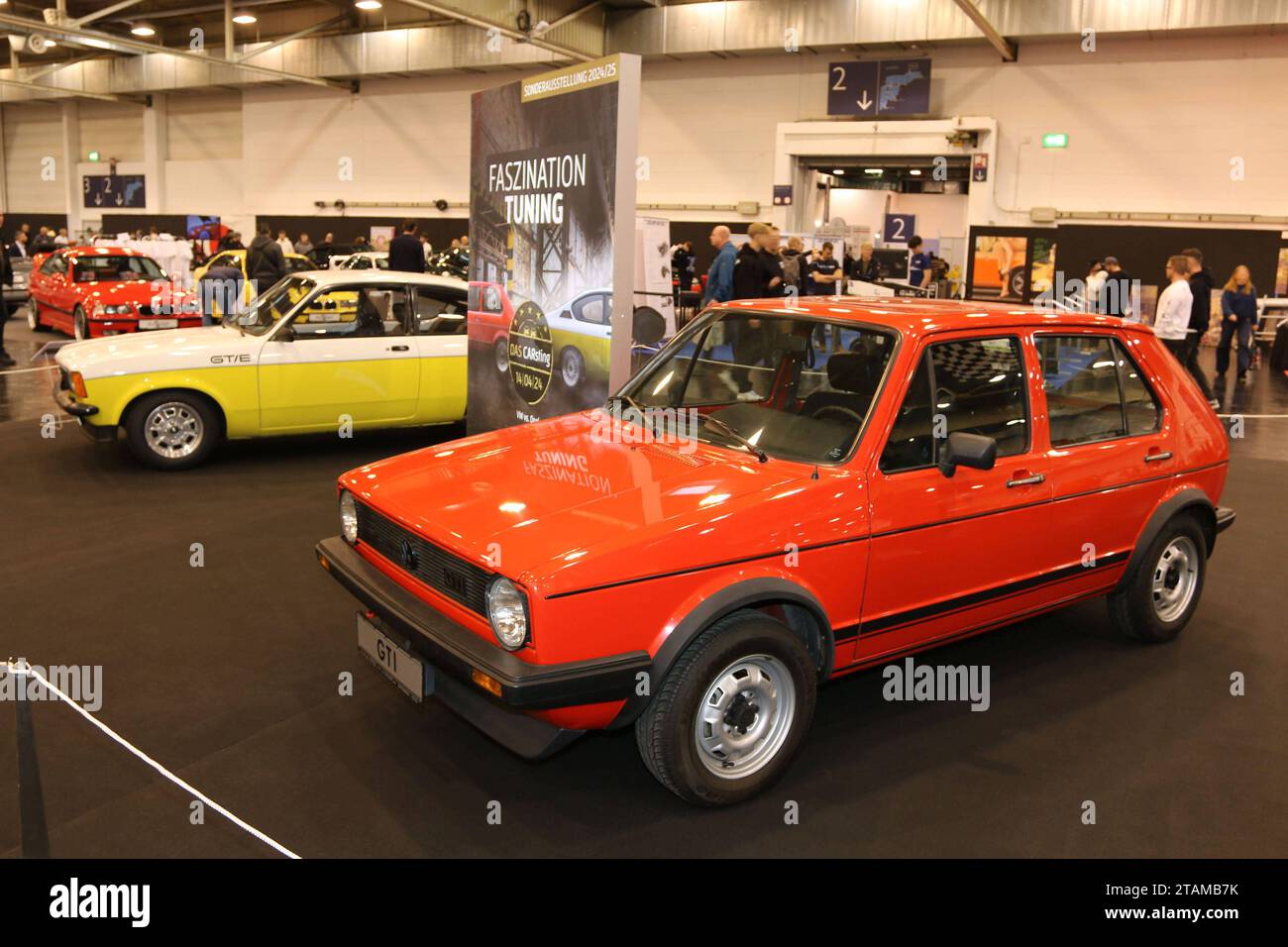 VW Golf GTI Golf 1, Baujahr 1983, rechts und Opel Kadett GT/E Baujahr ...