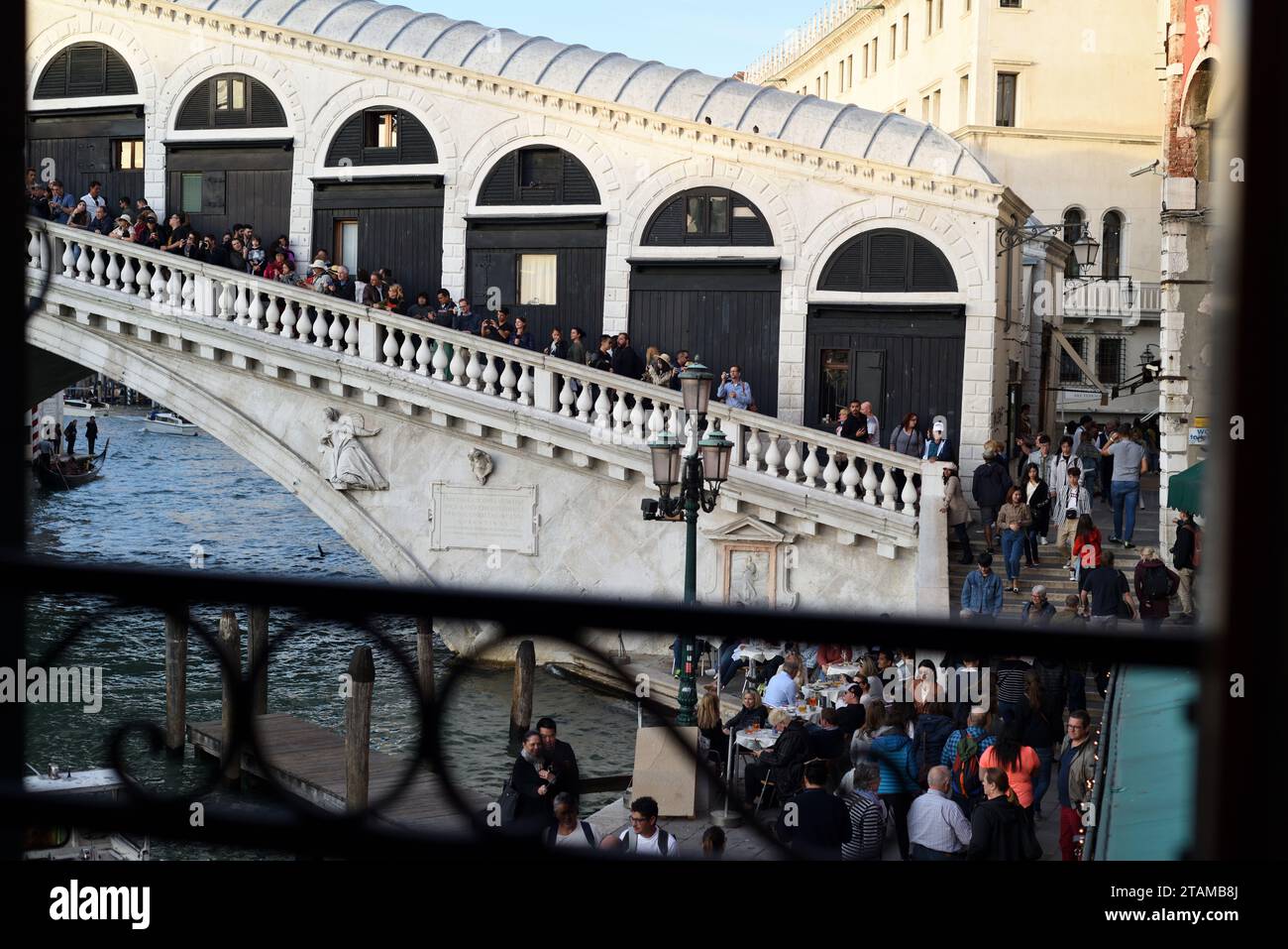 Venice crowded with tourists lined along the balustrade of Rialto ...