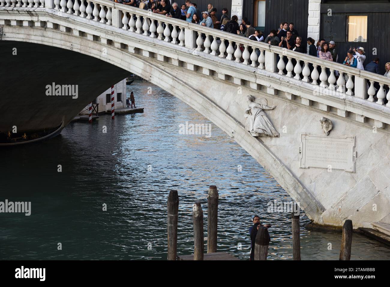 Tourists in Venice line Rialto bridge, in one of the worlds oldest most ...