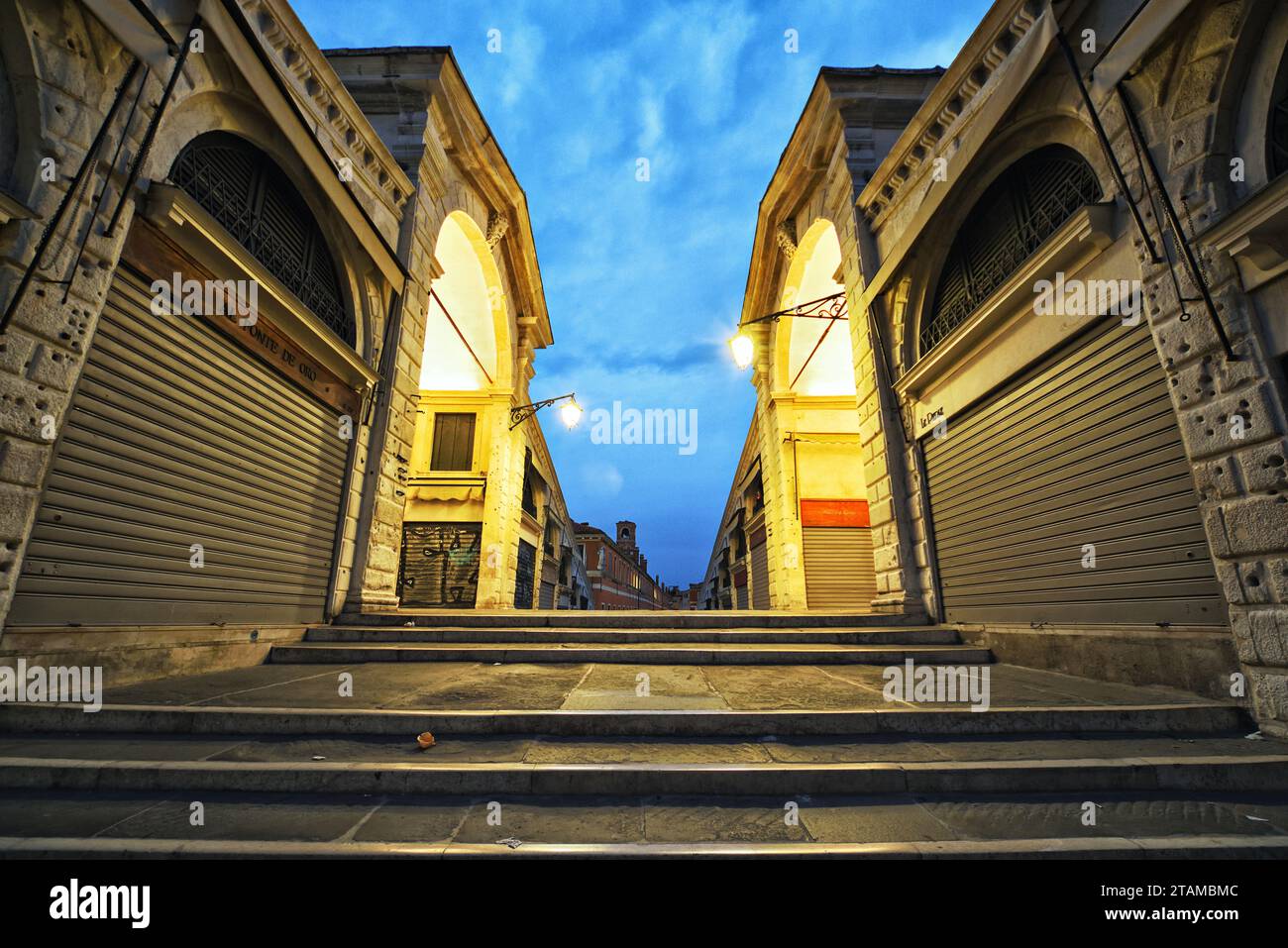 Crossing Rialto Bridge in Venice at first light, no people, lamps on ...