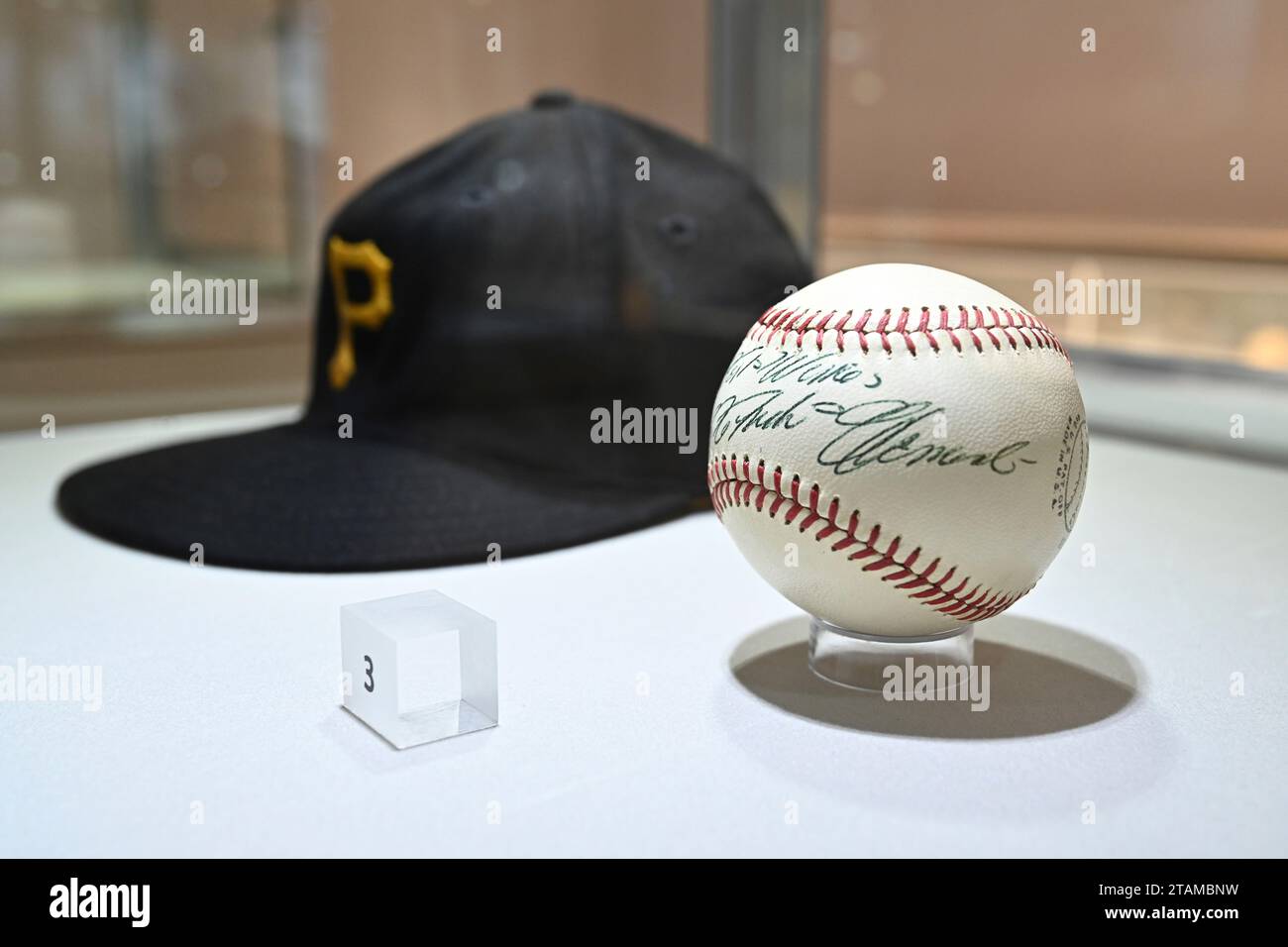 Photo by: NDZ/STAR MAX/IPx 2023 12/1/23 A Roberto Clemente signed ...