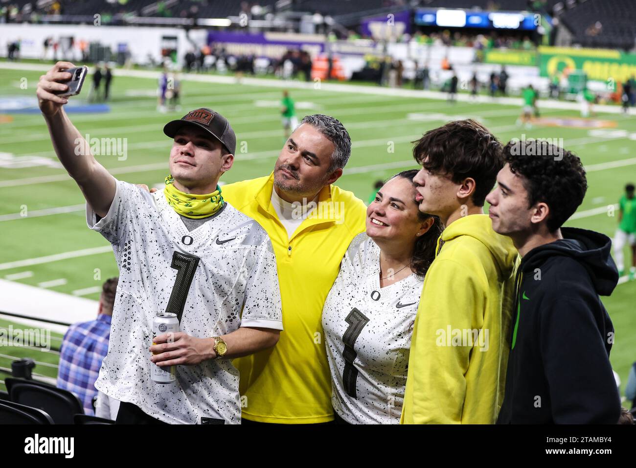 Las Vegas, NV, USA. 01st Dec, 2023. Oregon Ducks fans pose for a selfie ...