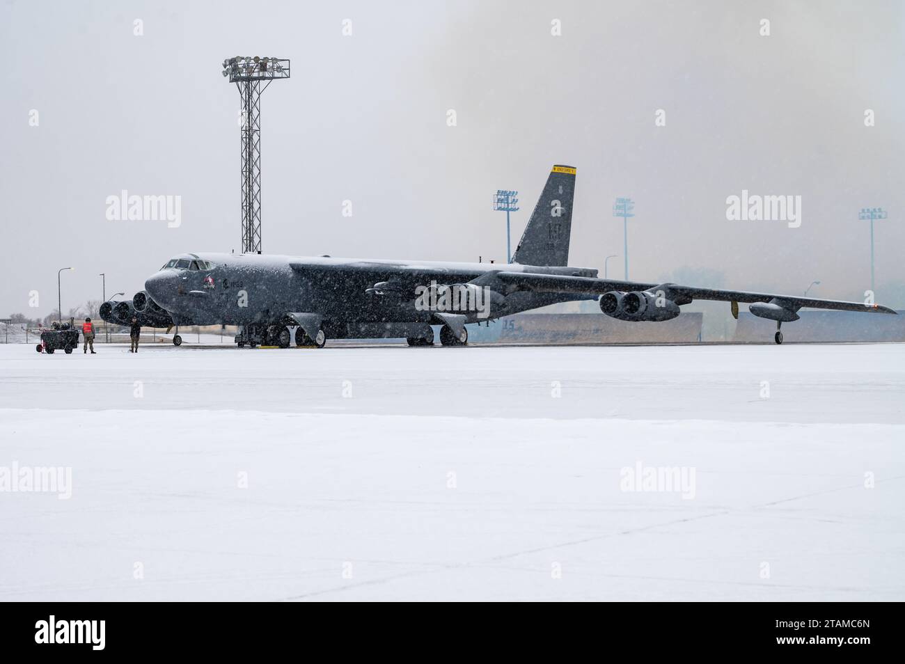 5th Aircraft Maintenance Squadron crew chiefs perform pre-flight ...