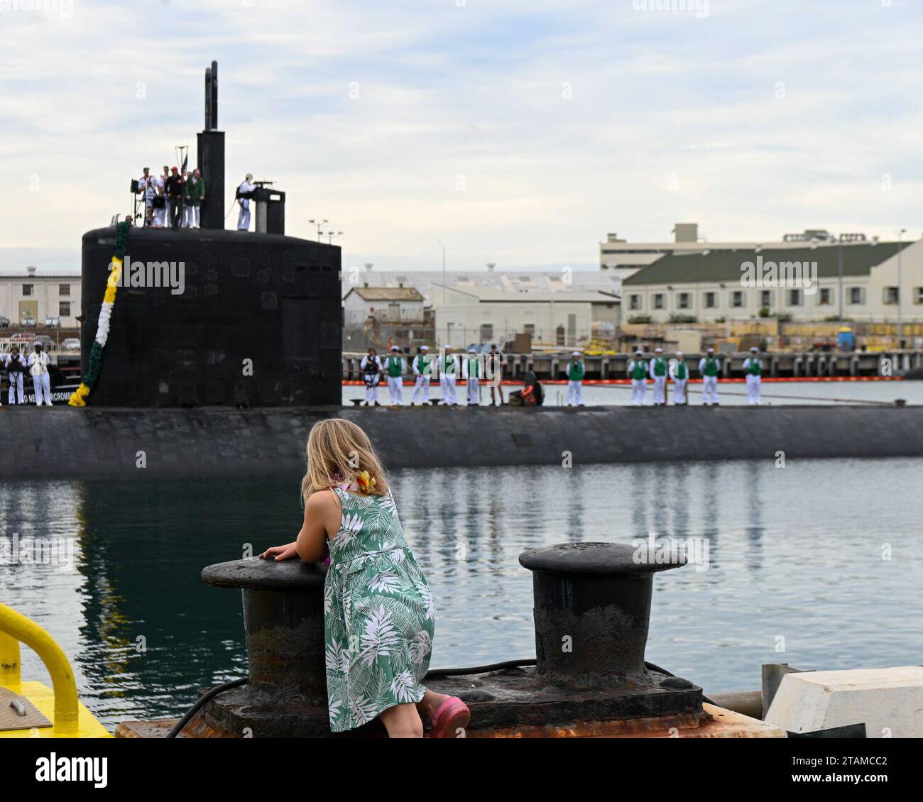A child of a Sailor from the Los Angeles-class fast-attack submarine ...