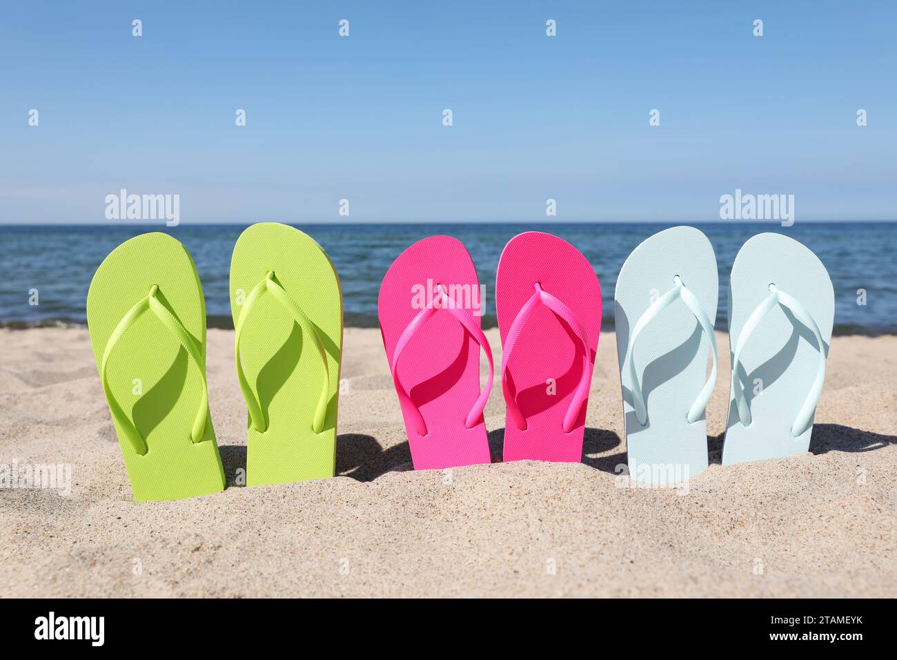 Group of flip flops hi-res stock photography and images - Alamy
