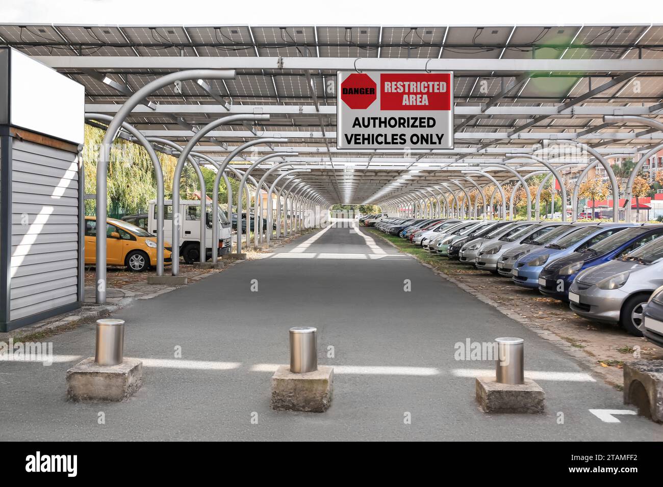 Authorized vehicles only sign hi-res stock photography and images - Alamy