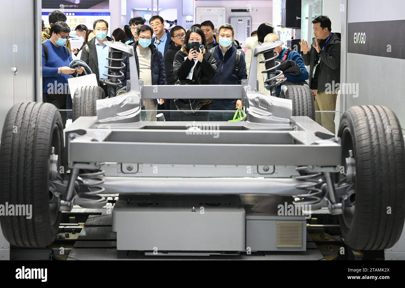 (231202) -- BEIJING, Dec. 2, 2023 (Xinhua) -- Visitors look at a power ...