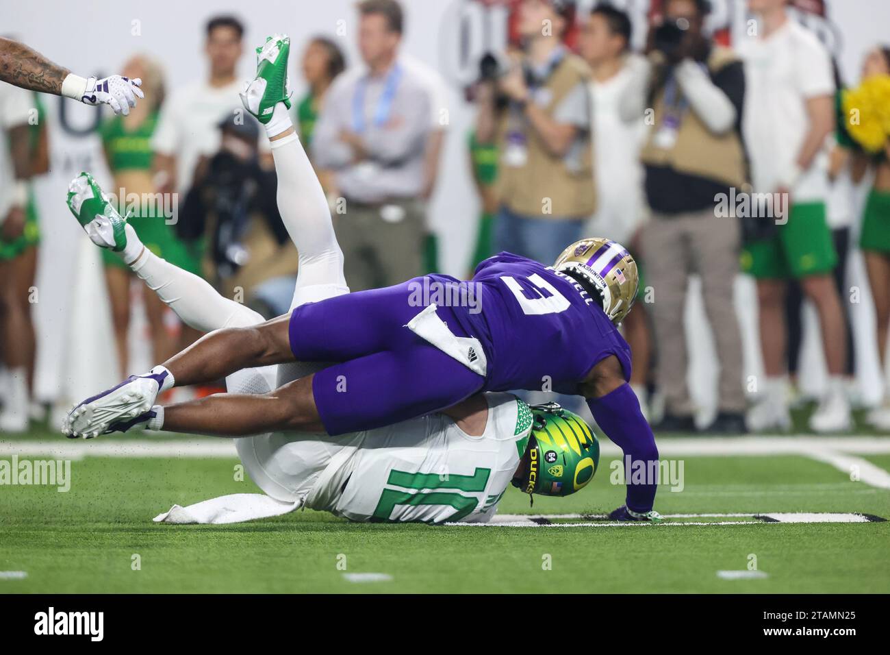 Las Vegas, NV, USA. 01st Dec, 2023. Oregon Ducks quarterback Bo Nix (10 ...
