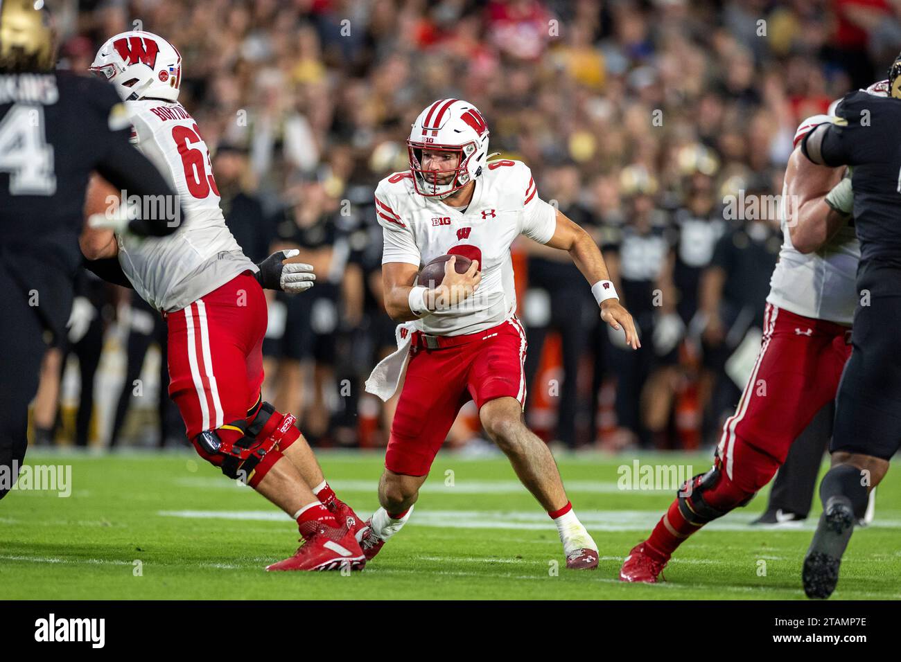 Wisconsin Badgers quarterback Tanner Mordecai (8) carries the ball ...