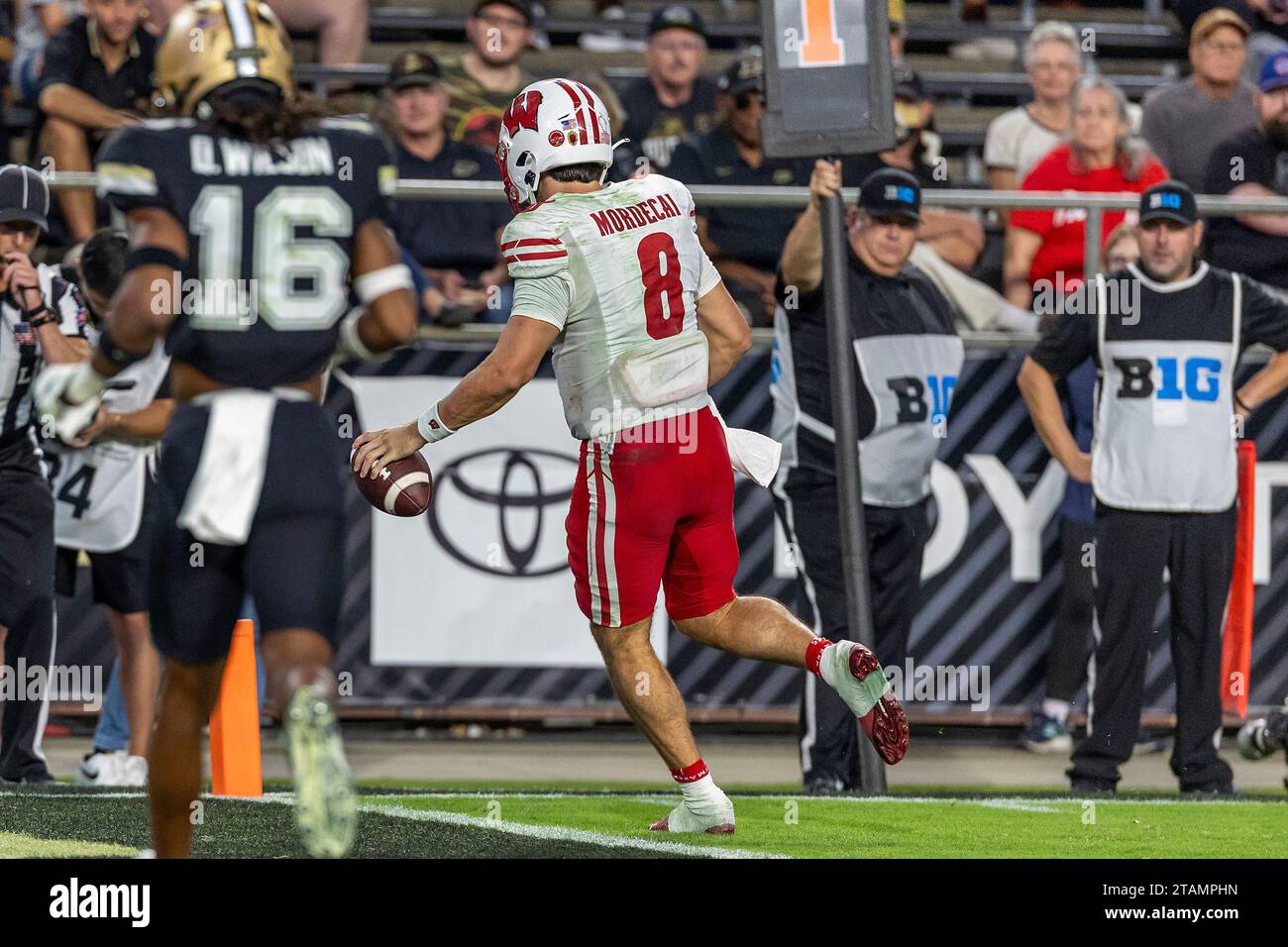 Wisconsin Badgers quarterback Tanner Mordecai (8) scores on a 2 point ...