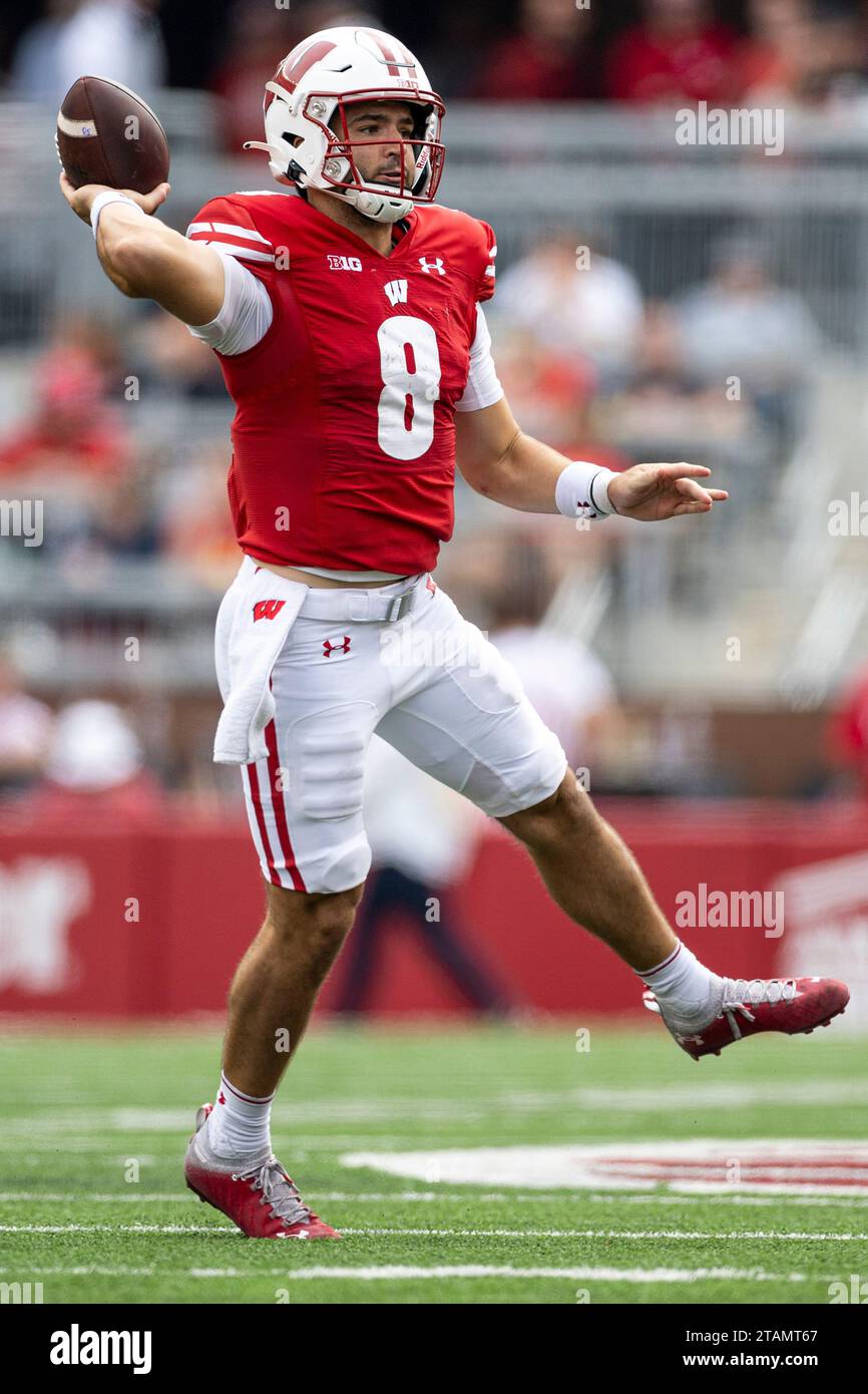 Wisconsin Badgers quarterback Tanner Mordecai (8) throws the ball ...