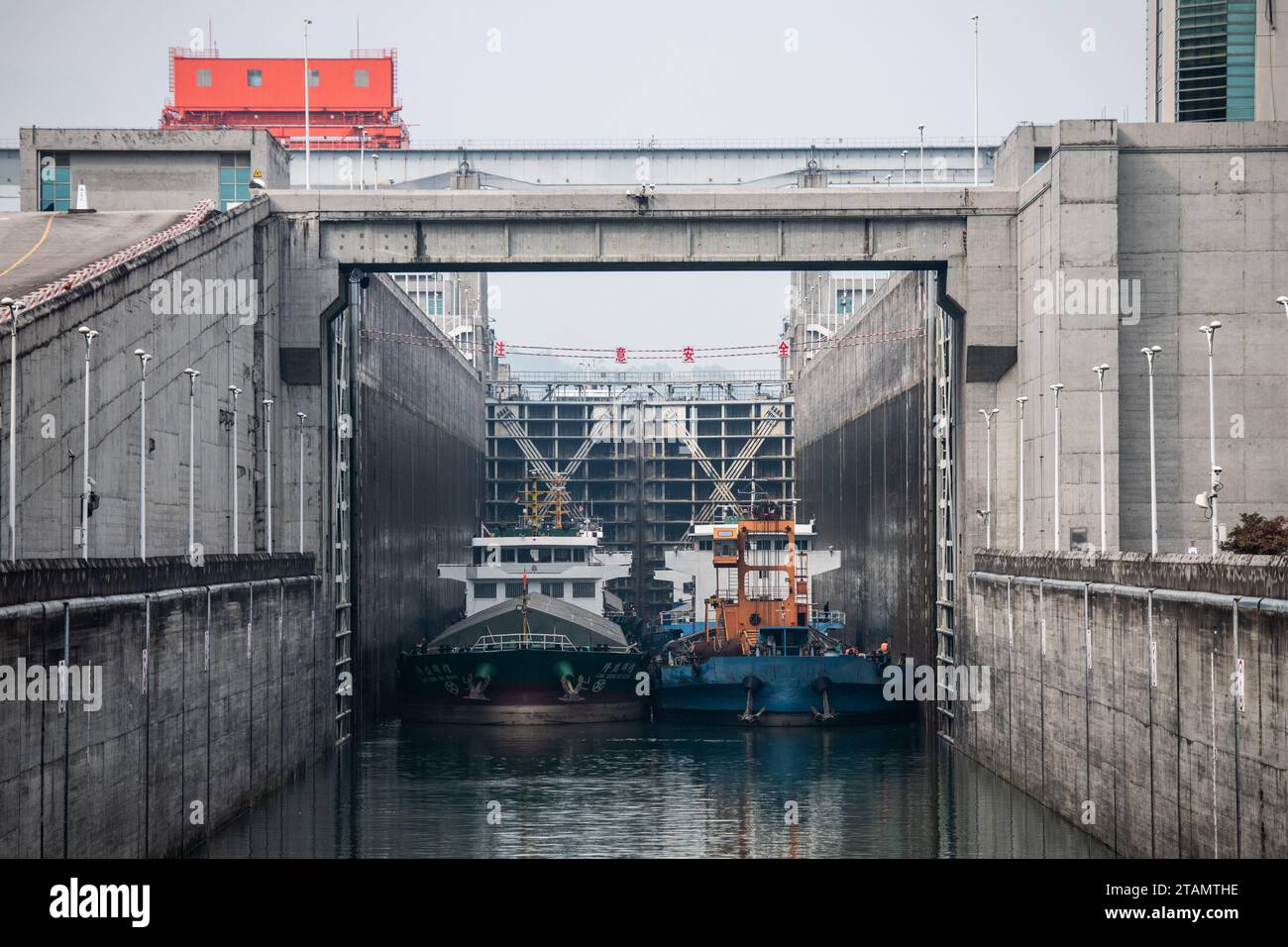 (231202) -- YICHANG, Dec. 2, 2023 (Xinhua) -- Vessels pass through the ...