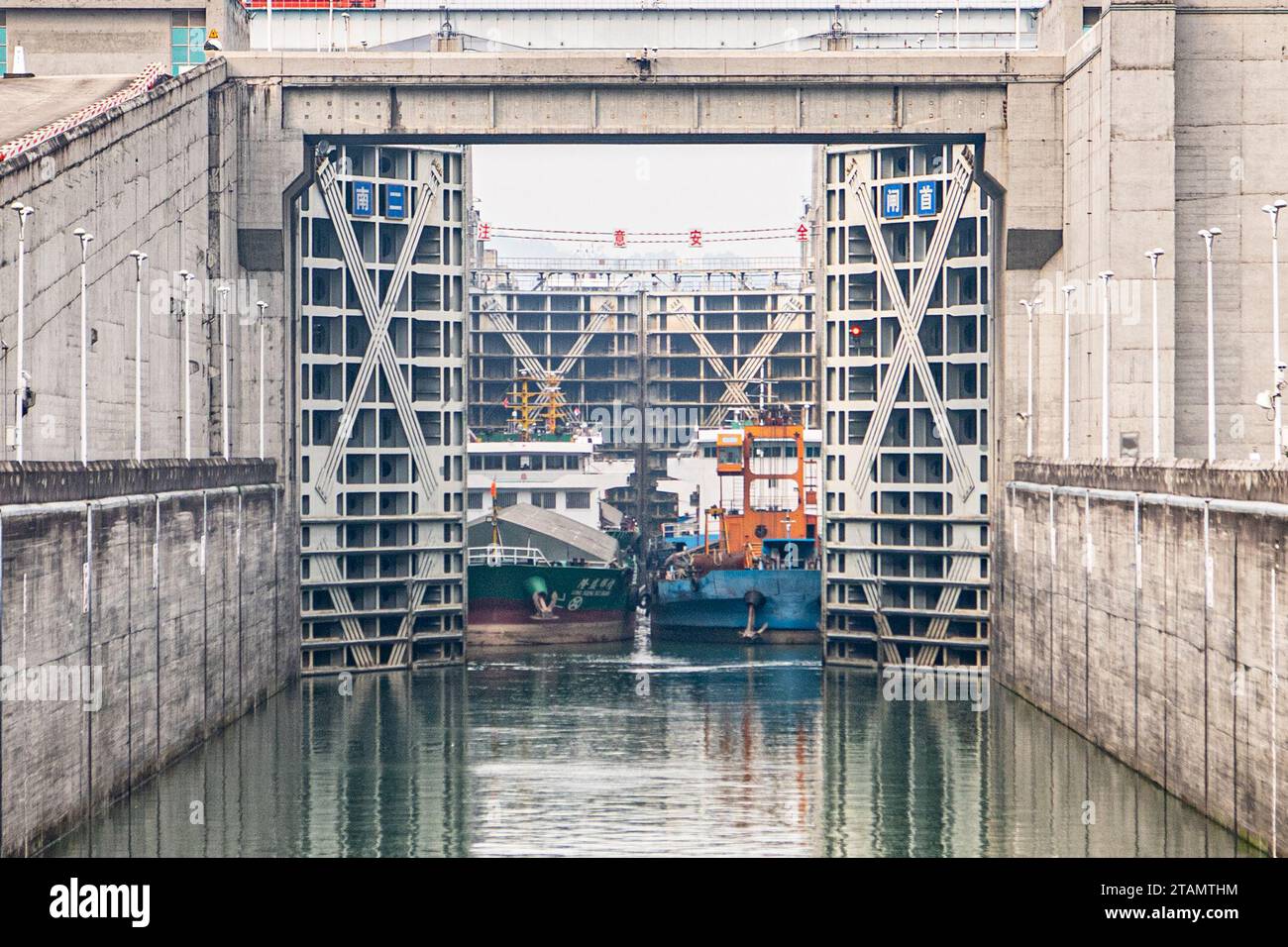(231202) -- YICHANG, Dec. 2, 2023 (Xinhua) -- Vessels pass through the ...