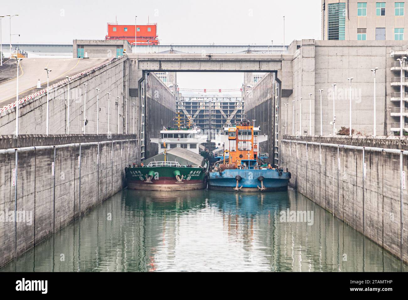 (231202) -- YICHANG, Dec. 2, 2023 (Xinhua) -- Vessels pass through the ...